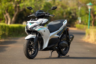 Yamaha AEROX-E | Price, Colours, Photos