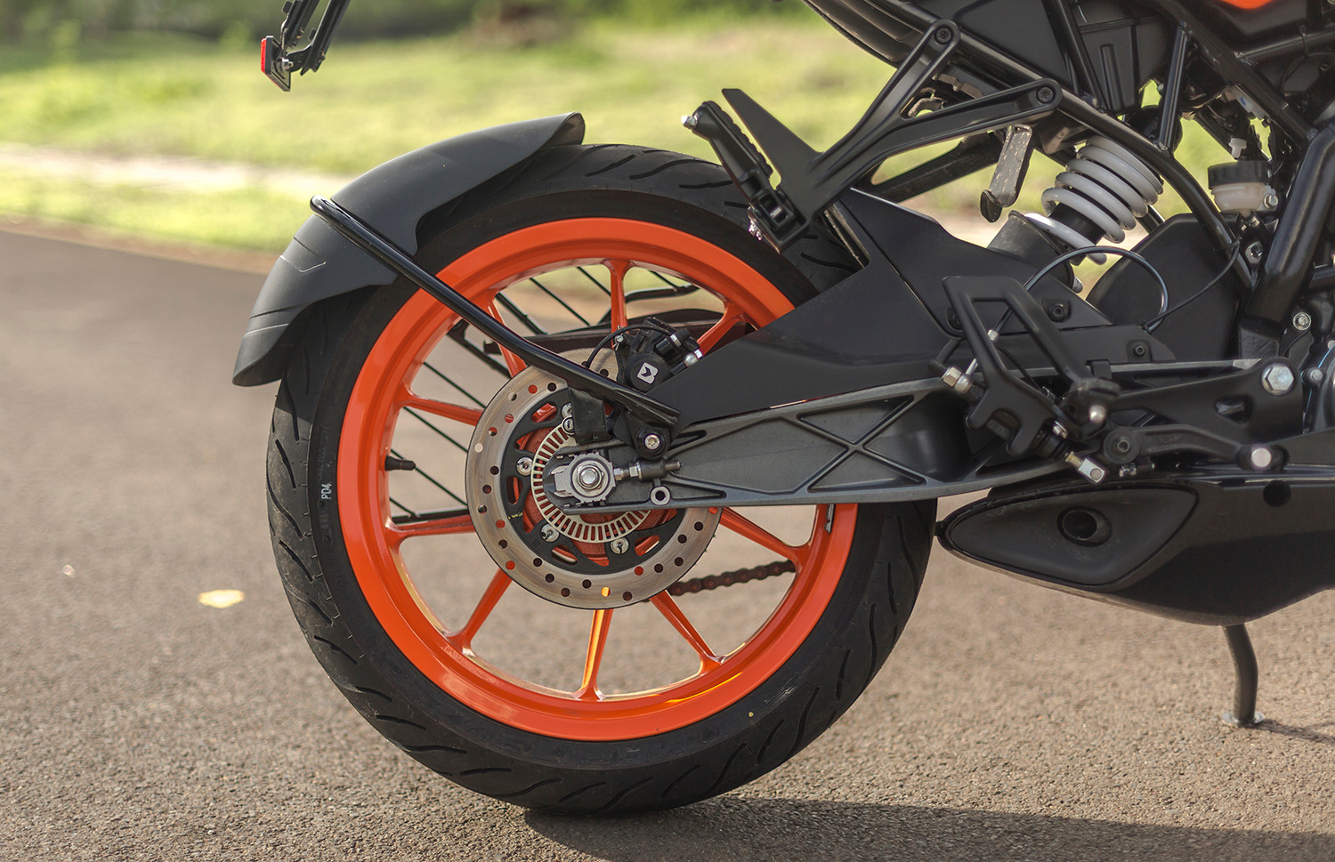 KTM RC 125 vs Yamaha R15 V3.0: Image Comparison | BikeDekho