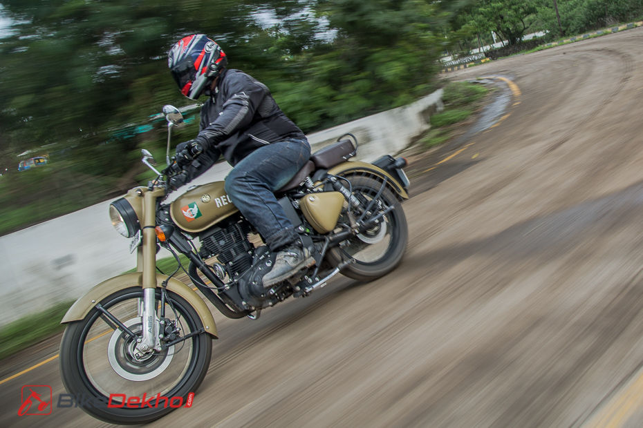 Royal Enfield Classic 350 Signals: Price, Review, Rivals & More | BikeDekho