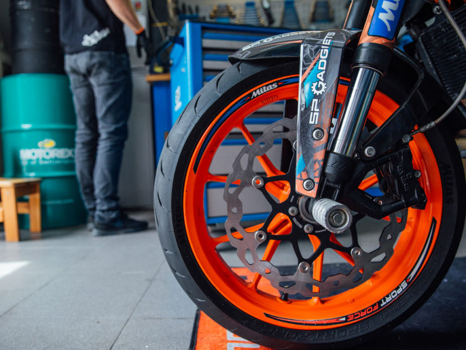 Radial vs Axial Calipers: Differences Explained | BikeDekho