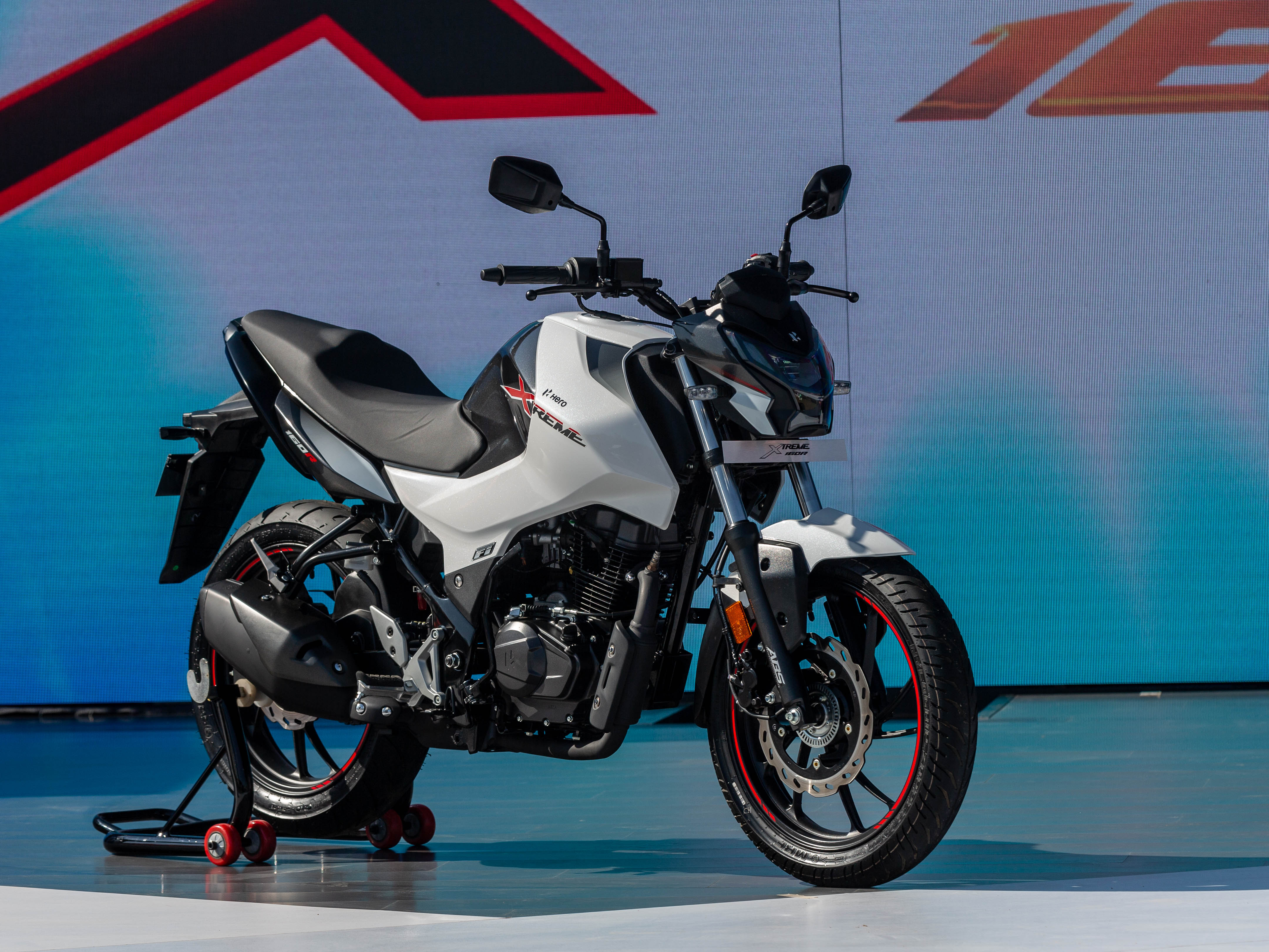 Hero Xtreme 160R vs TVS Apache RTR 160 4V: Image Comparison | BikeDekho