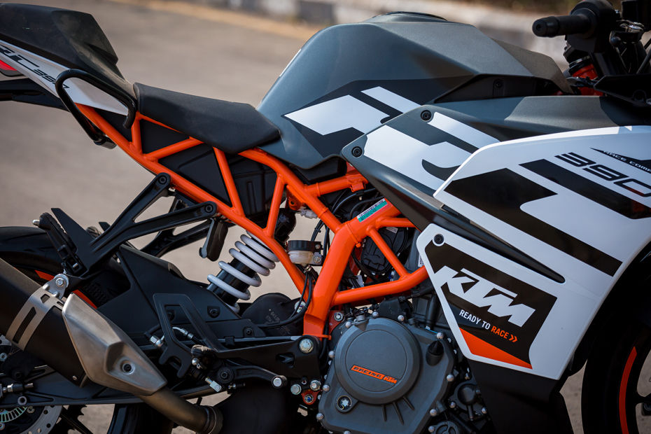 Honda CBR400R vs KTM RC 390: Image Comparison | BikeDekho