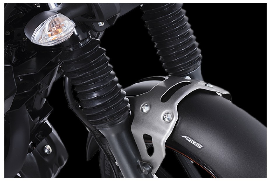 2021 Yamaha FZ-X vs Yamaha XSR155: Photo Comparison | BikeDekho