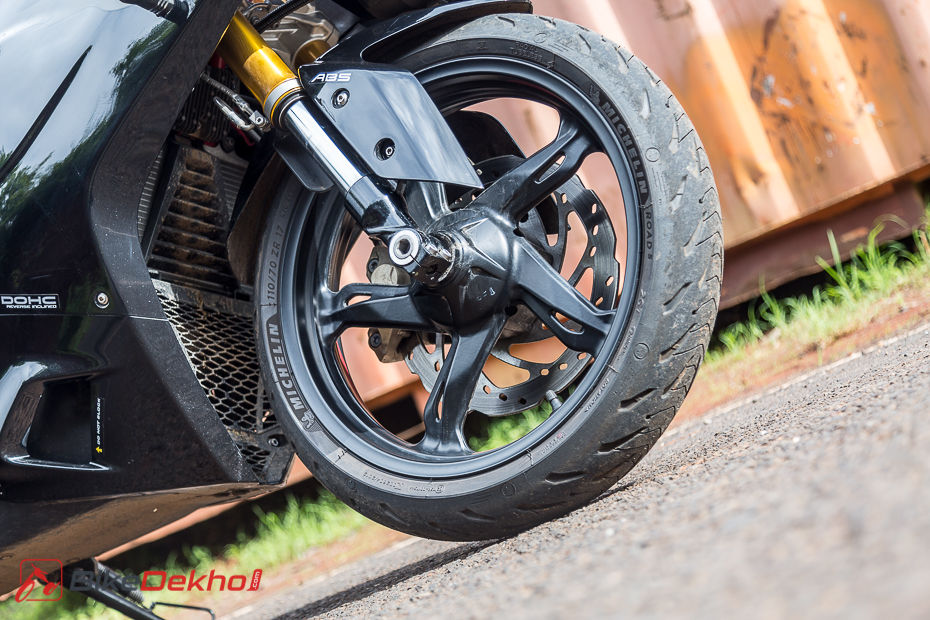 2021 KTM RC 390 vs TVS Apache RR 310: Photo Comparison | BikeDekho