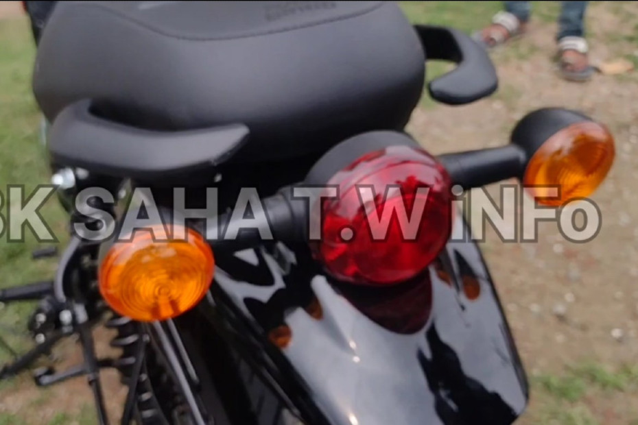 Royal Enfield Hunter 350 Spotted In A New Blue Colour | BikeDekho