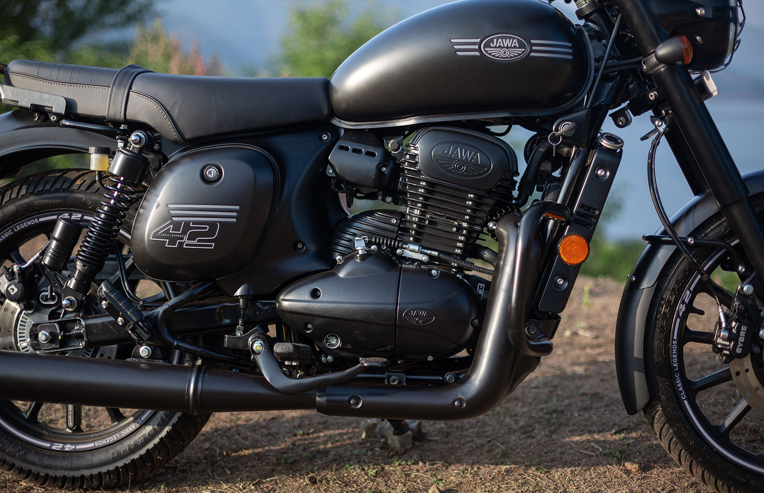 Royal Enfield Hunter 350 vs Jawa 42 2.1: Photo Comparison | BikeDekho