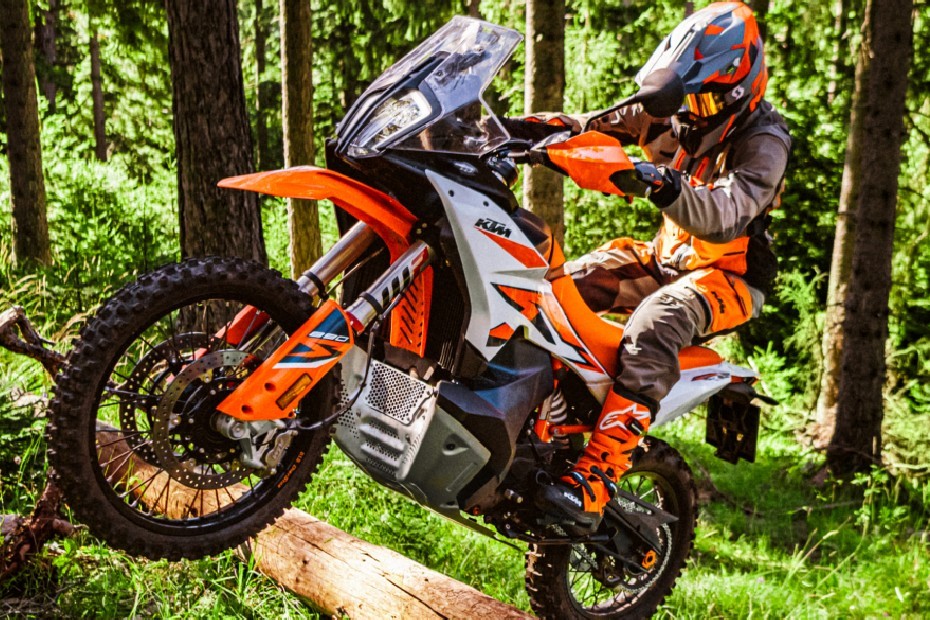 EXCLUSIVE: KTM 890 Adventure R Spied In India! | BikeDekho