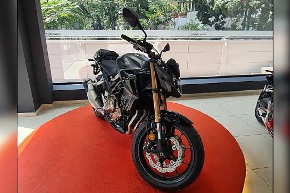 Honda CB500F Spotted At Dealership, Launch Soon? | BikeDekho