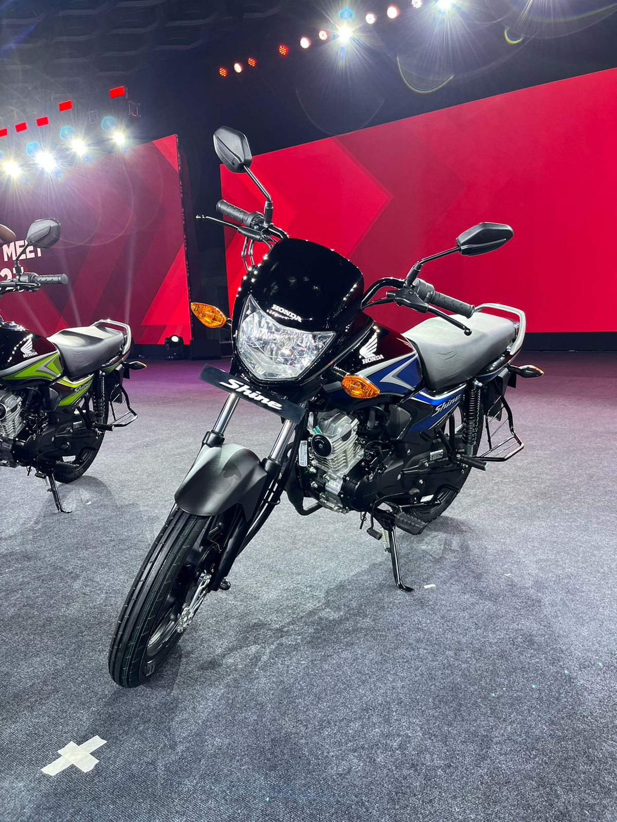 Honda Shine 100 vs Hero HF100: Image Comparison | BikeDekho
