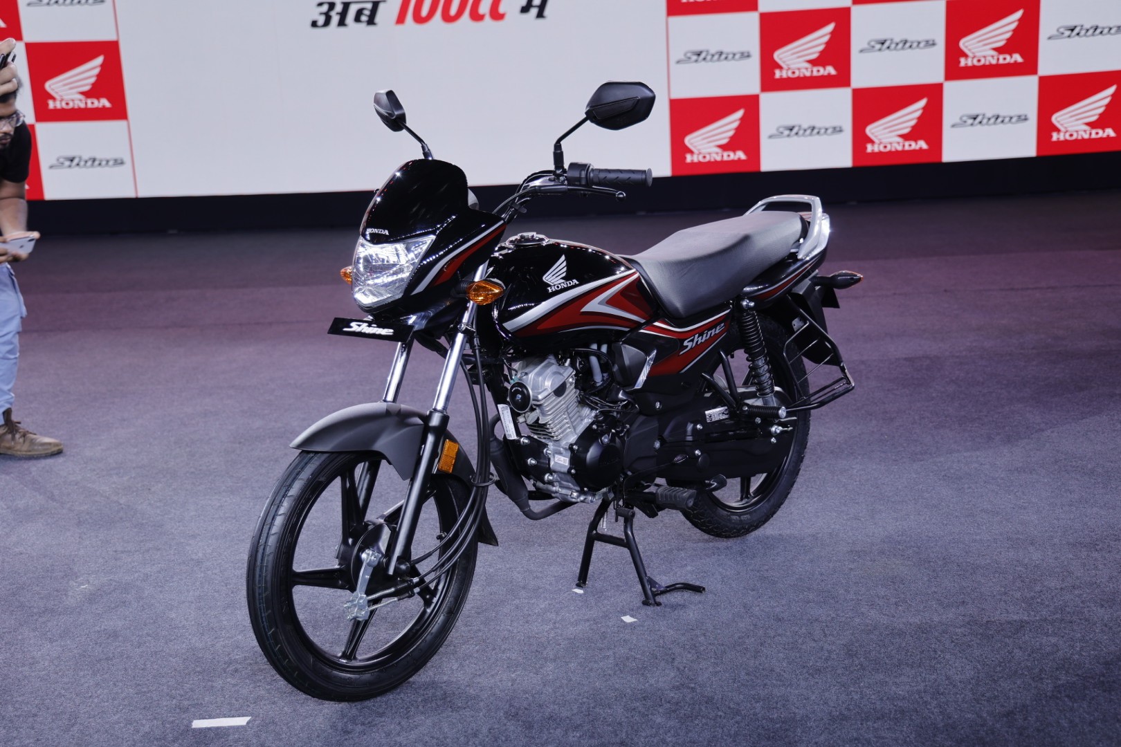 Honda Shine 100 vs Hero HF100: Image Comparison | BikeDekho