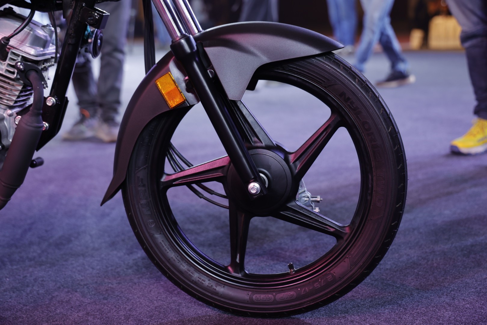 Honda Shine 100 vs Hero HF100: Image Comparison | BikeDekho