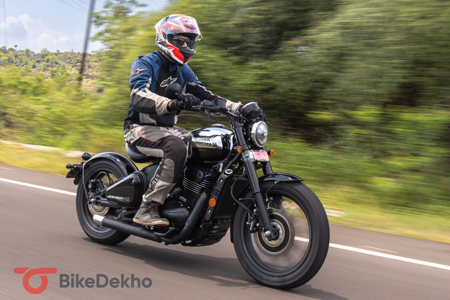 Jawa 42 Bobber Black Mirror Review: 4 Likes And 3 Dislikes | BikeDekho