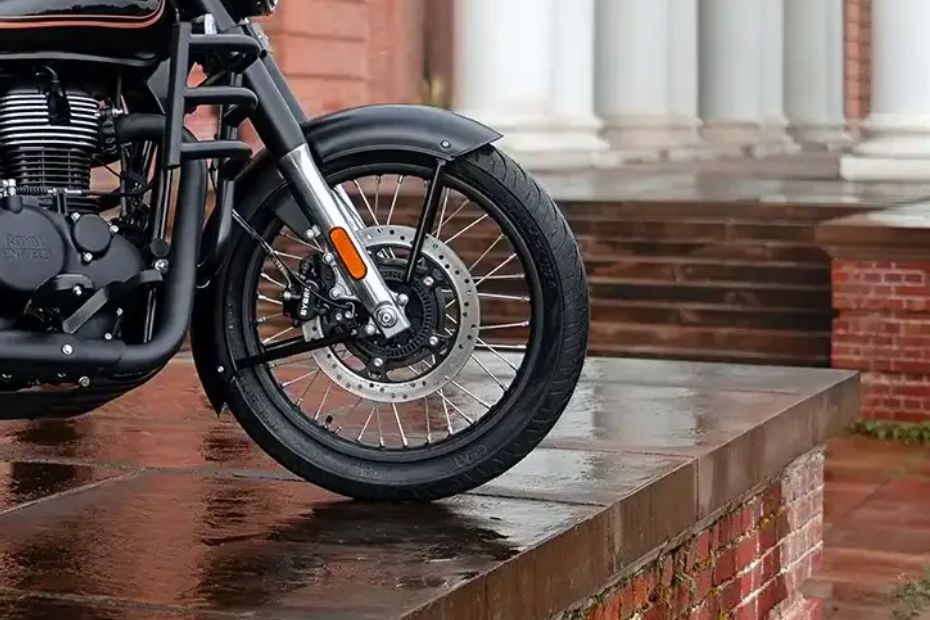 Honda CB350 vs Royal Enfield Bullet 350 Image Comparison | BikeDekho