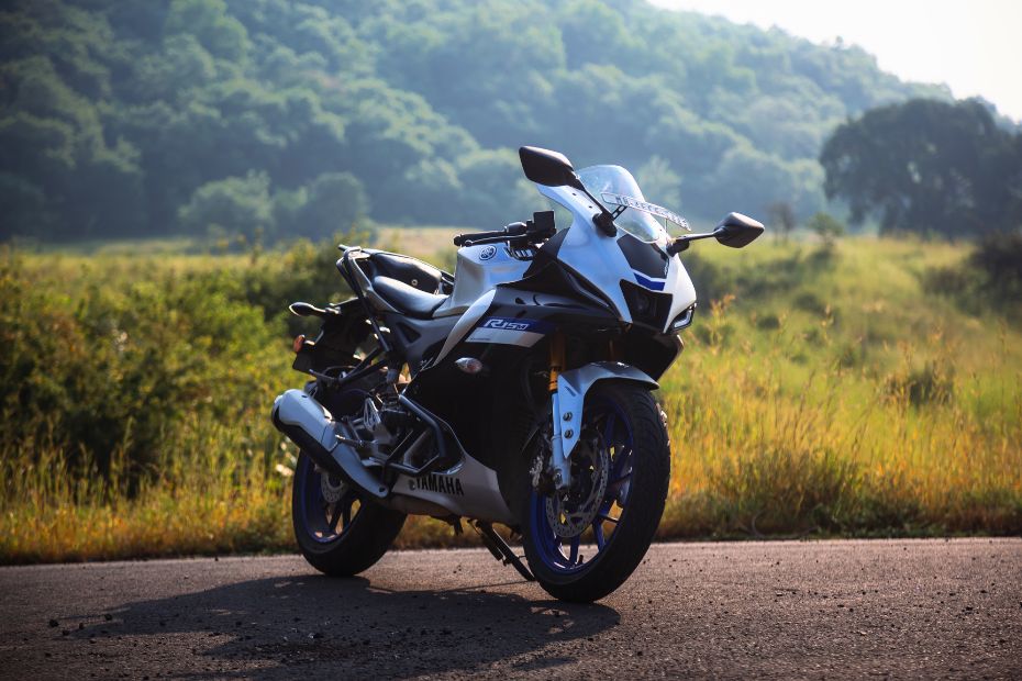 Yamaha R15 S vs R15 V4: Differences Explained | BikeDekho