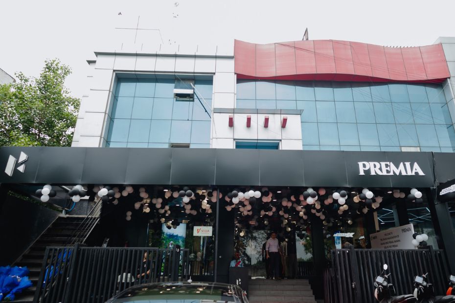 Hero MotoCorp Inaugurates 1st Premia Showroom In Delhi: Hero Mavrick ...