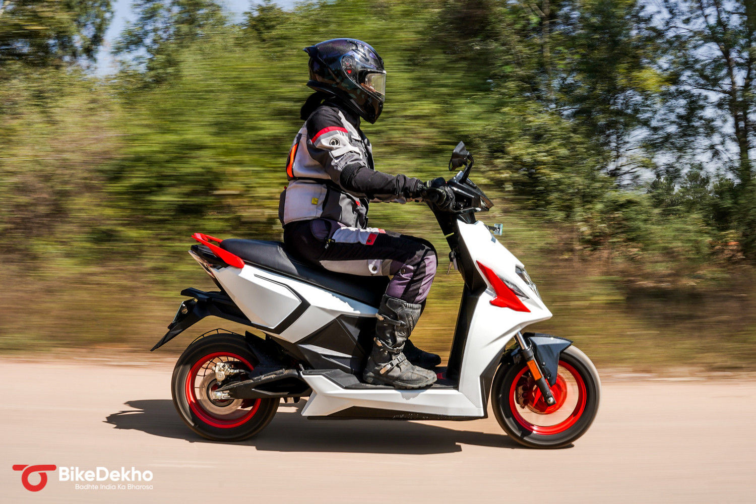 Simple One Price- Range, Charging Time, Speed, Images & Specs