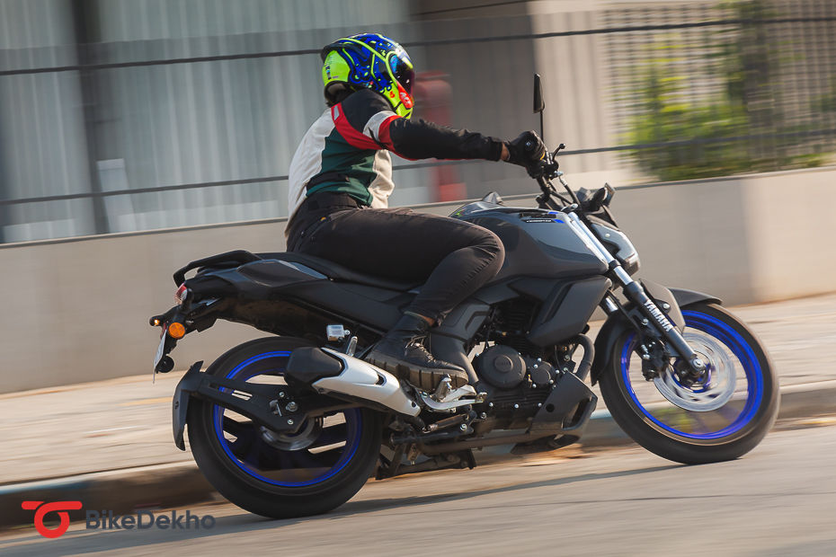 Yamaha FZS-FI V4 Price, Mileage, Weight, Images
