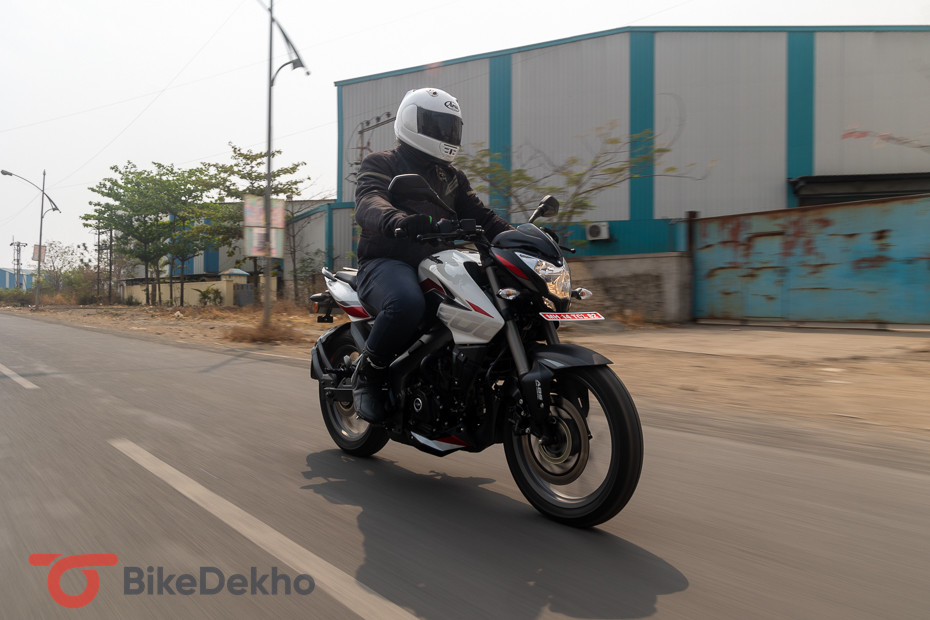 Bajaj Pulsar NS200 On road Price, Mileage, Weight, Images