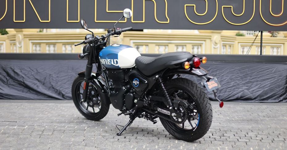 Royal Enfield Hunter 350 vs Yamaha XSR 155: Detailed Comparison | BikeDekho