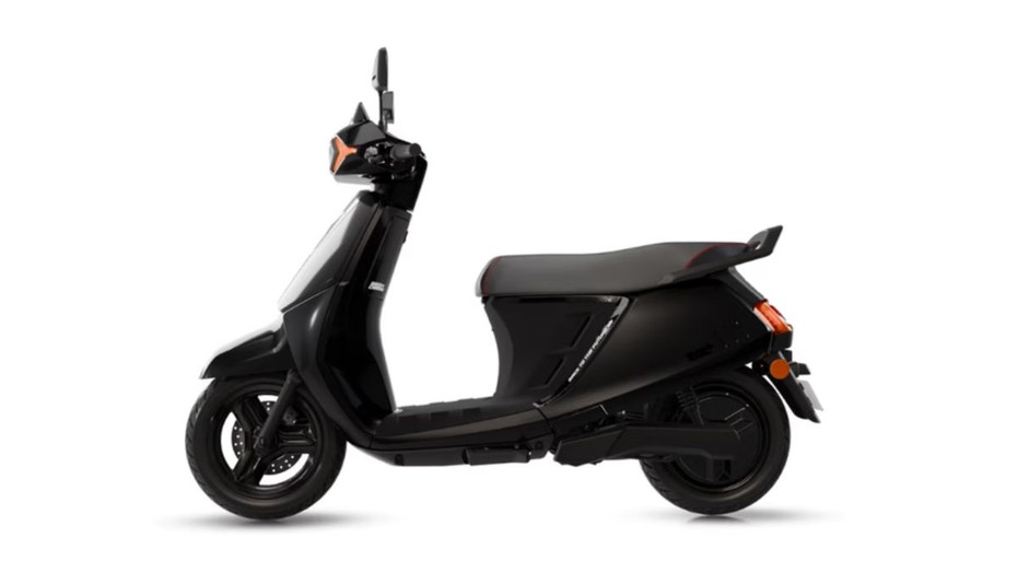 Kinetic DX Electric Variants Explained: DX And DX Plus | BikeDekho