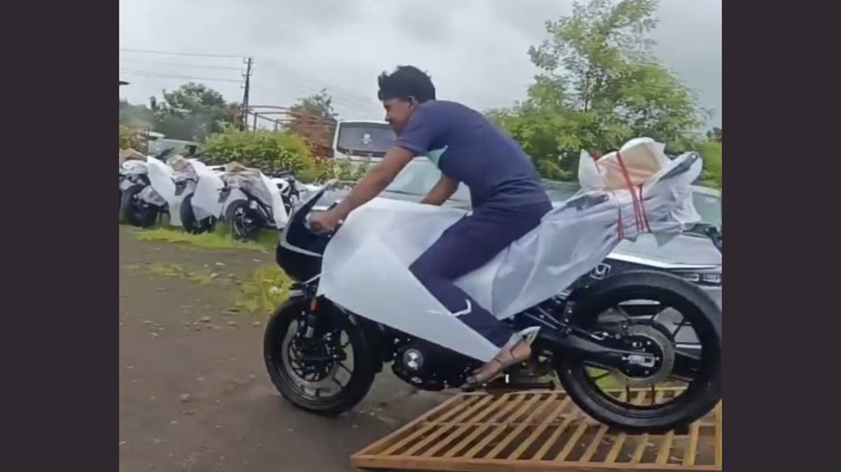 Triumph Thruxton 400 Reaches Dealer Yard Ahead Of India Launch On ...