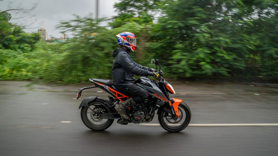 KTM 160 Duke Price 2026 - Mileage, Colours, Images | BikeDekho