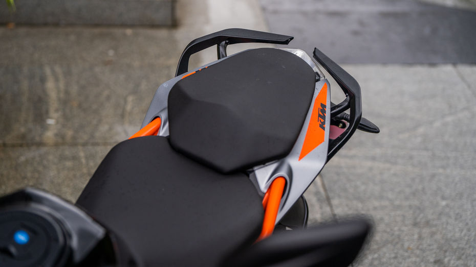 KTM 160 Duke Price 2026 - Mileage, Colours, Images | BikeDekho