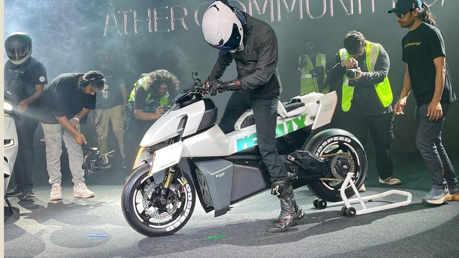 Ultraviolette Tesseract vs Ather Redux - Image Comparison | BikeDekho