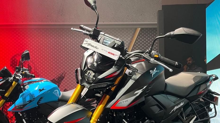 BREAKING: 2025 TVS Apache 160 4V & 200 4V Launched: 20th Anniversary ...