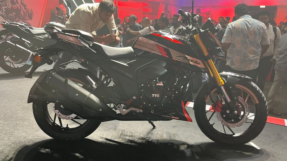 BREAKING: 2025 TVS Apache 160 4V & 200 4V Launched: 20th Anniversary ...