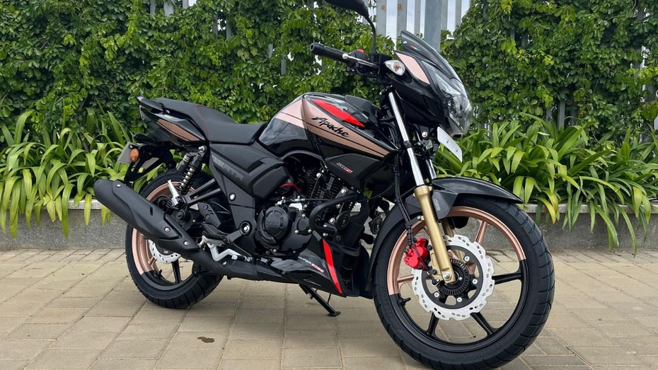 BREAKING: 2025 TVS Apache 160 4V & 200 4V Launched: 20th Anniversary ...