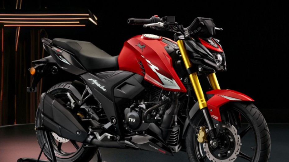 2025 TVS Apache RTR 160 4V vs KTM 160 Duke: Which Streetfighter Is Better? | BikeDekho