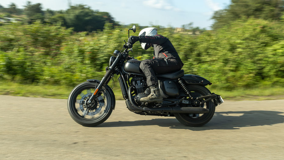 New Yezdi Roadster Price 2026 - Mileage, Colours, Images | BikeDekho