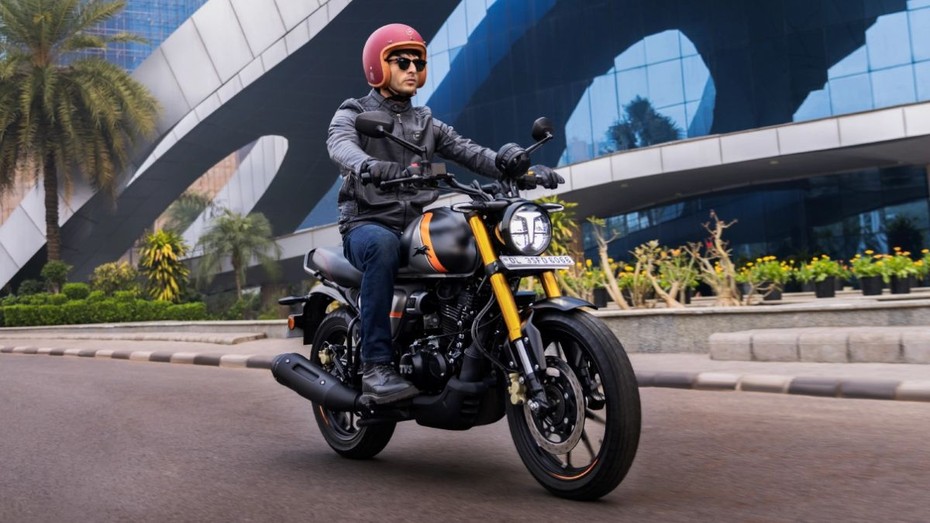 Yamaha XSR 155 vs TVS Ronin Mid-Variant Specifications Compared | BikeDekho