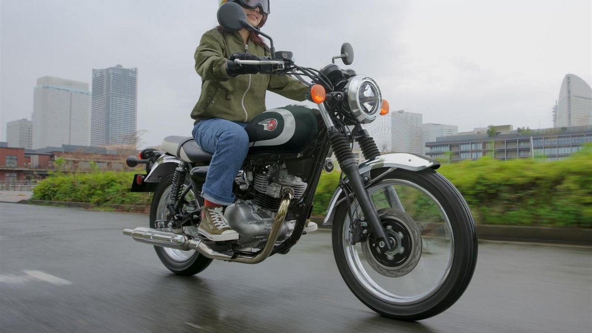 Royal Enfield Hunter 350 Rivalling Kawasaki W230 Unveiled in UK | BikeDekho