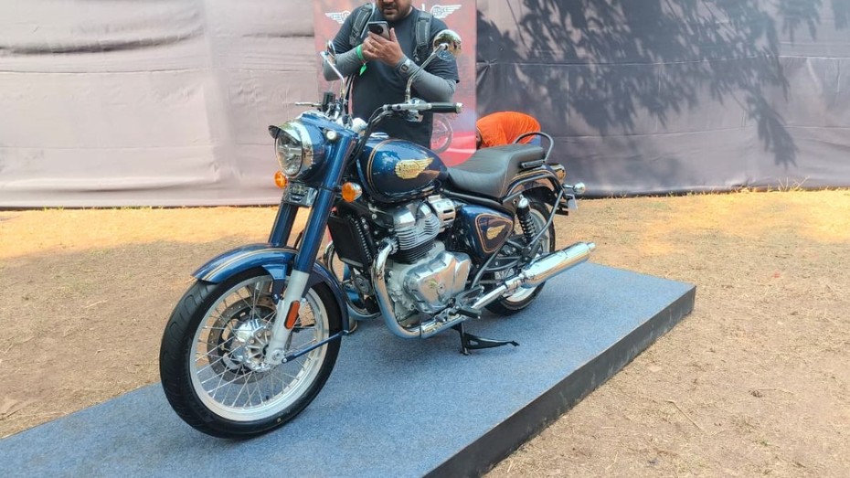 Royal Enfield Bullet 650 Revealed In India At Motoverse 2025 | BikeDekho