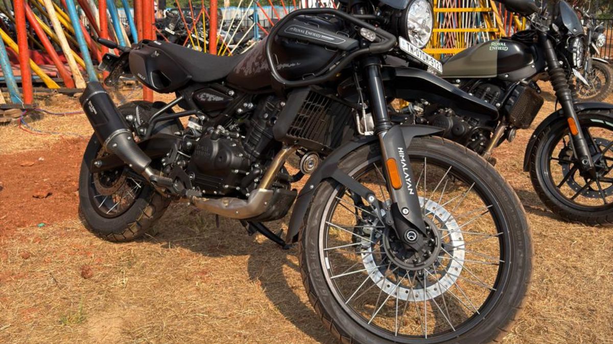 KTM 390 Adventure vs Royal Enfield Himalayan 450 Mana Black: Image ...