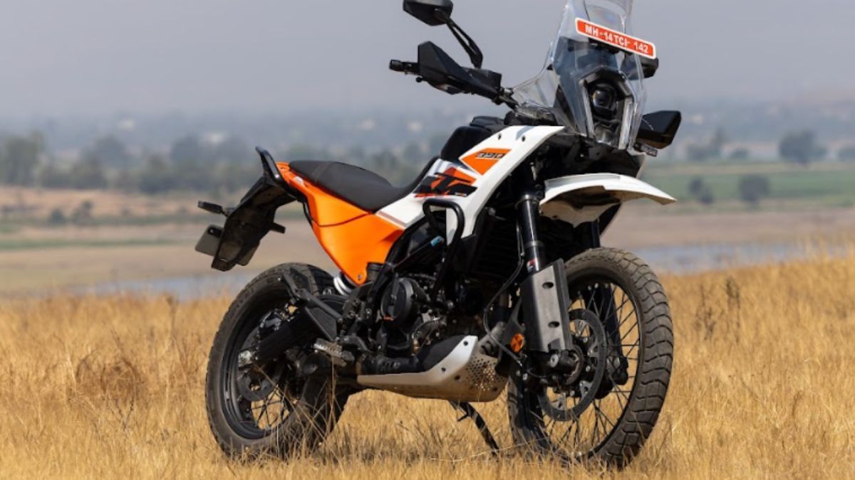 KTM 390 Adventure vs Royal Enfield Himalayan 450 Mana Black: Image ...