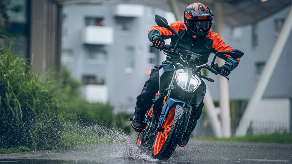 KTM 160 Duke vs Yamaha MT 15 V2: Features Compared | BikeDekho