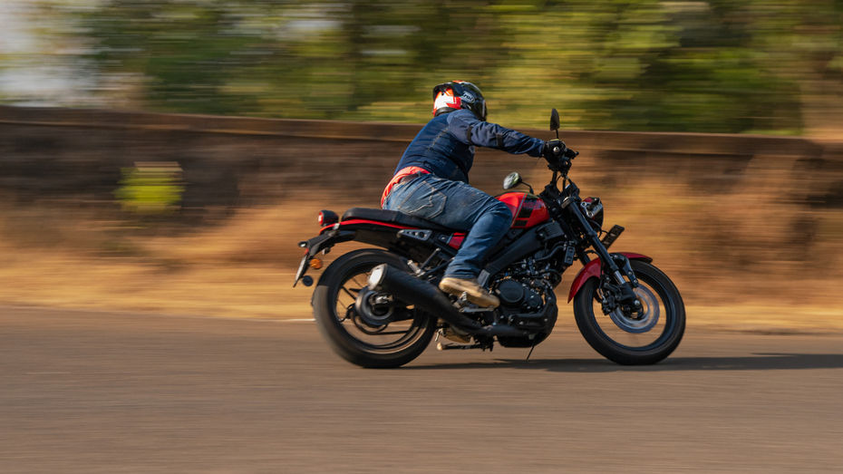 Yamaha XSR 155 vs Yamaha R15 V4: Price, Dimensions, Design ...