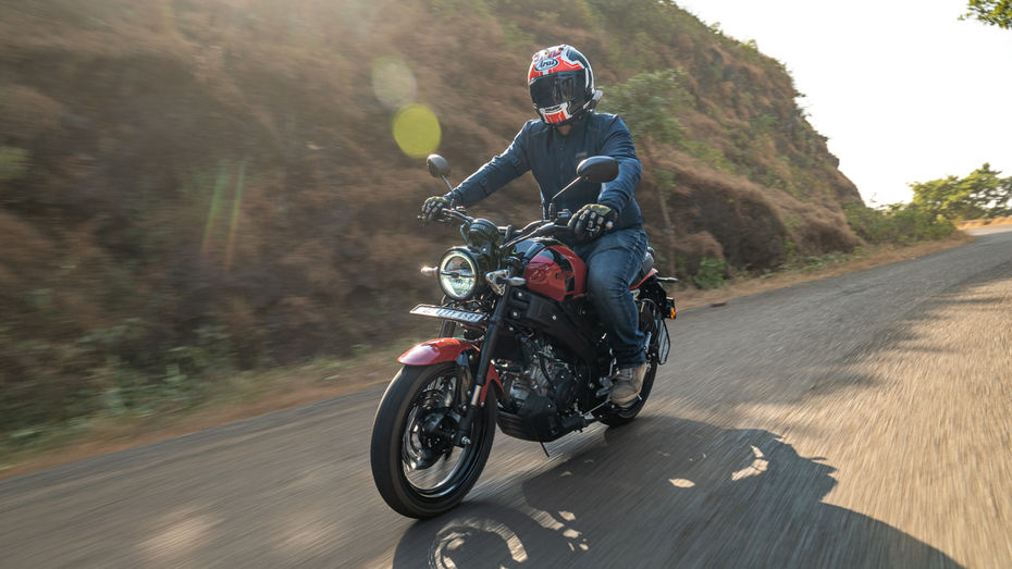 Yamaha XSR 155 vs Yamaha R15 V4: Price, Dimensions, Design ...