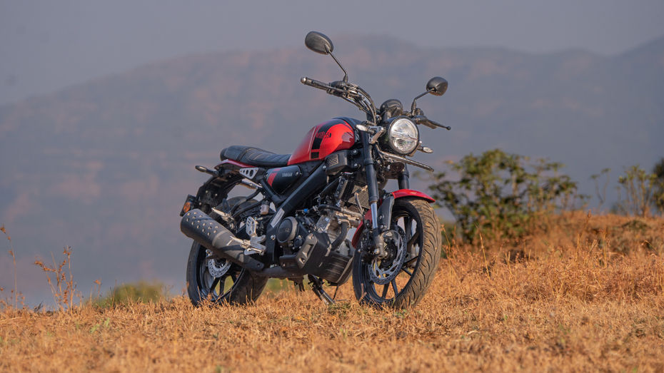 Yamaha XSR155 vs TVS Apache RTR 160 4V: Price, Dimensions, Design ...