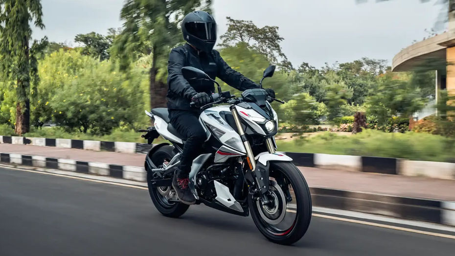 Bajaj Pulsar N160 Price 2026 - Mileage, Colours, Images | BikeDekho