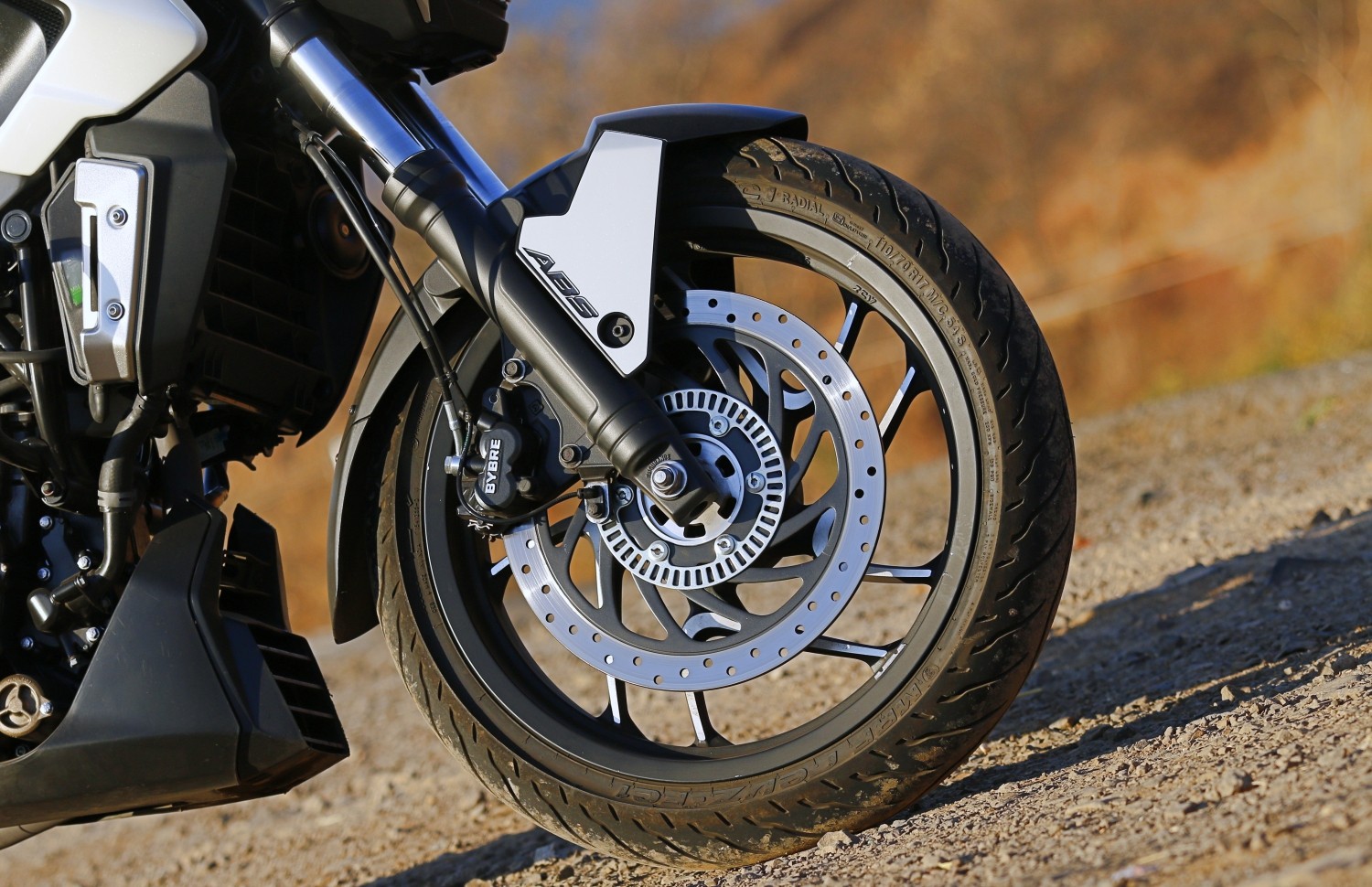 RE Classic 350 Signals Edition vs Bajaj Dominar 400 ABS: Spec ...